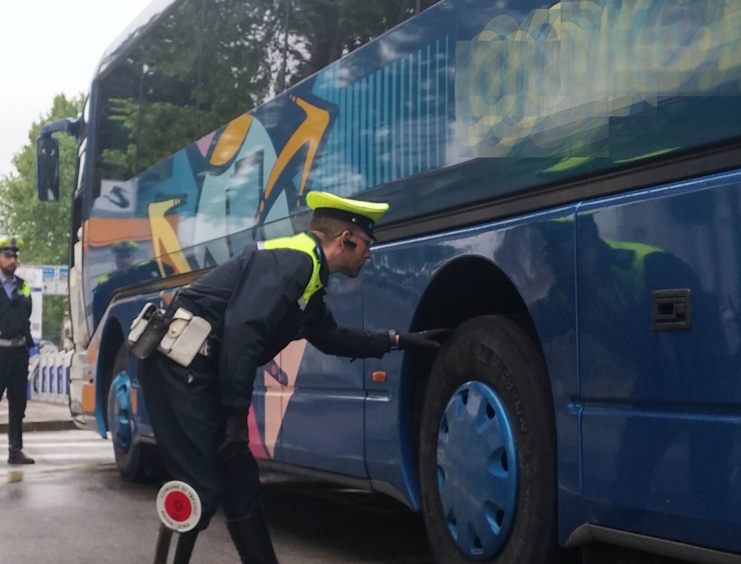 Controlli a tappeto sui mezzi pesanti di passaggio a Verona - Prima Verona Controlli a tappeto sui mezzi pesanti di passaggio a Verona - Prima Verona