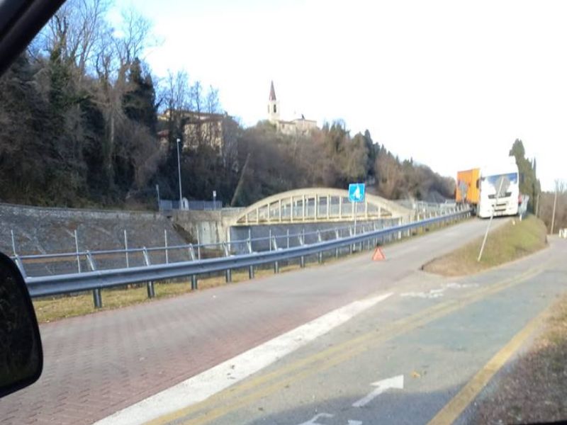 Tir si incastra, chiuso ponte di Pol - Prima Verona Tir si incastra, chiuso ponte di Pol - Prima Verona