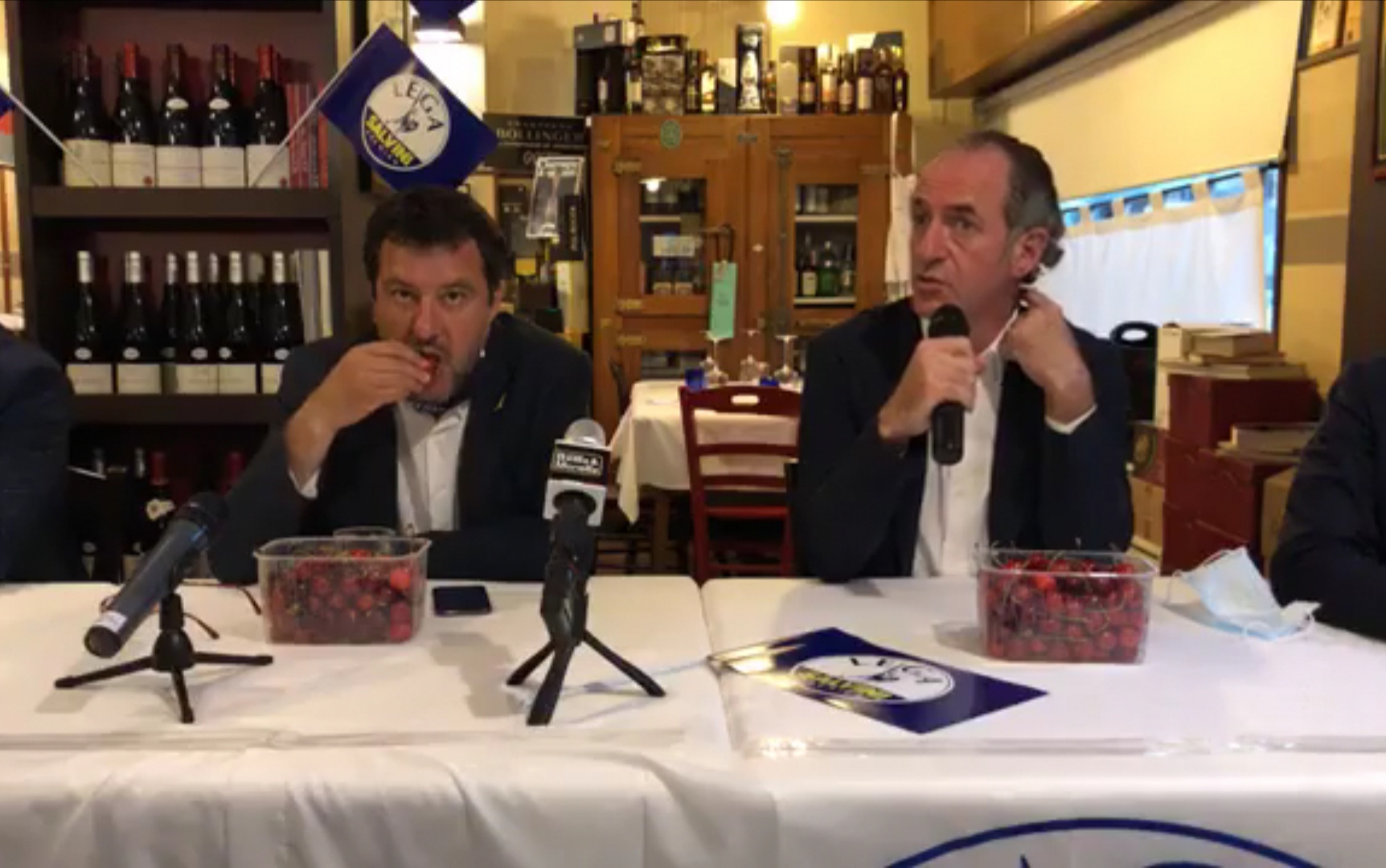 Bufera su Salvini: mangia ciliegie mentre Zaia parla dei neonati morti ... Bufera su Salvini: mangia ciliegie mentre Zaia parla dei neonati morti ...