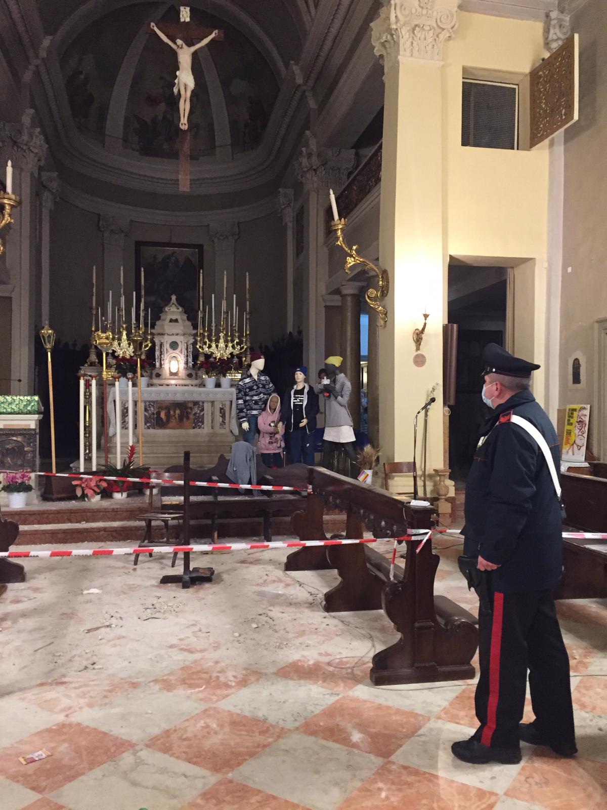 Crolla il tetto della canonica durante la messa, 18enne gravissimo: si ...