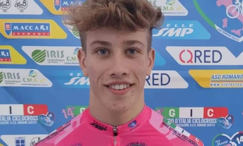 E' in testa a una gara ma si ferma per aiutare l'avversario caduto ...