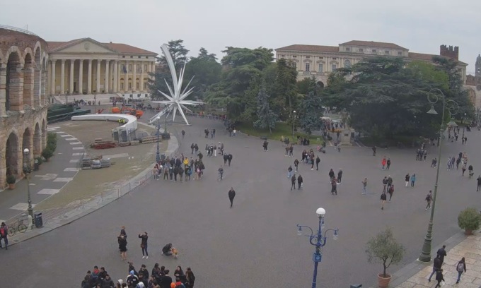 Stella di Natale crollata sui gradoni dell'Arena: iniziate le ...