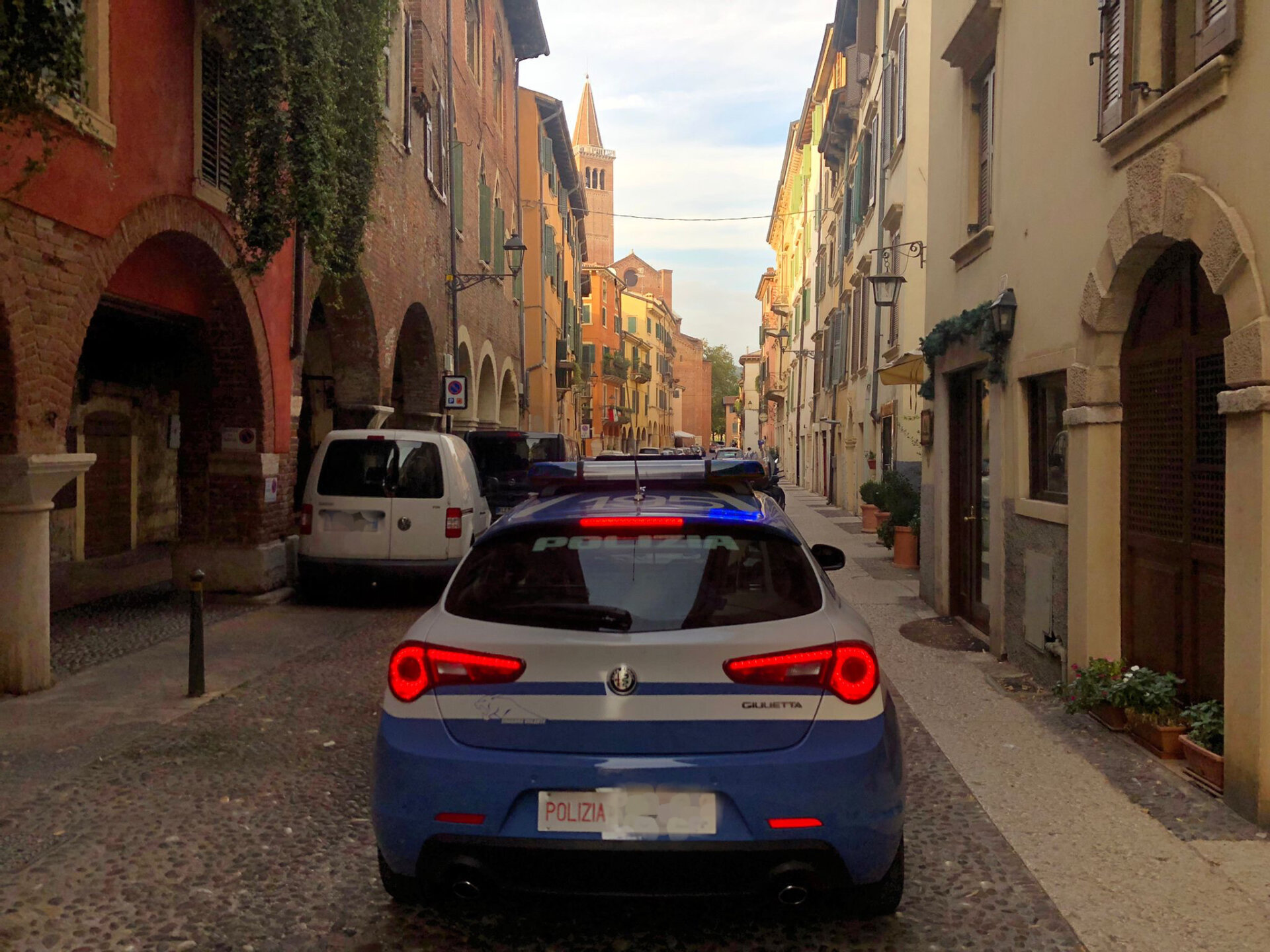 Verona: Tenta di rubare quattro paia di occhiali, la commessa lo scopre e lui la aggredisce ...