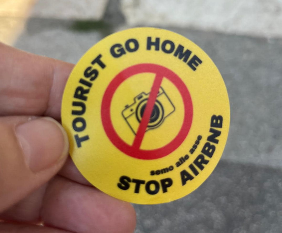 A Verona spuntano adesivi di protesta: "Tourist go home - stop Airbnb ...